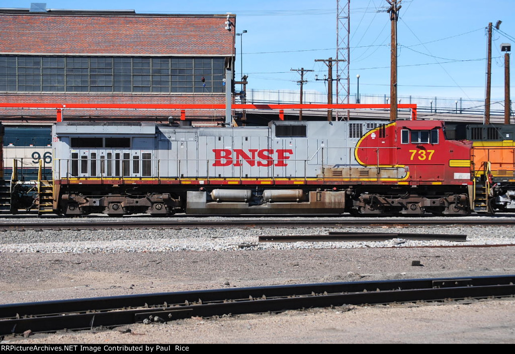 BNSF 737
